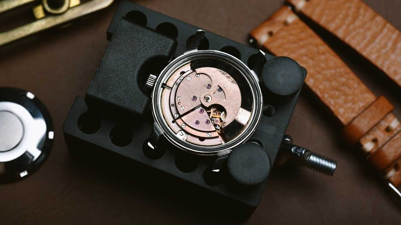 7 Signs It's Time To Service Your Watch
